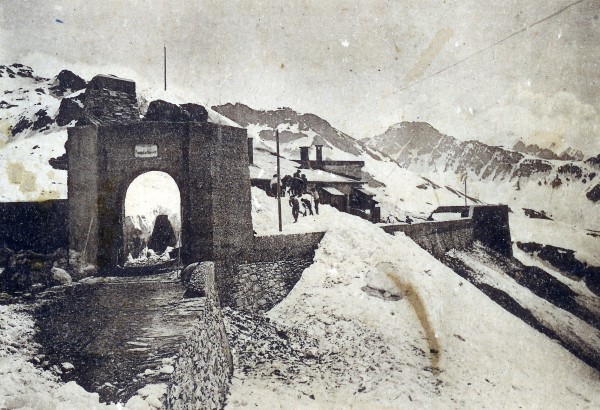 La création des postes d'altitude - Mémoire des Alpins